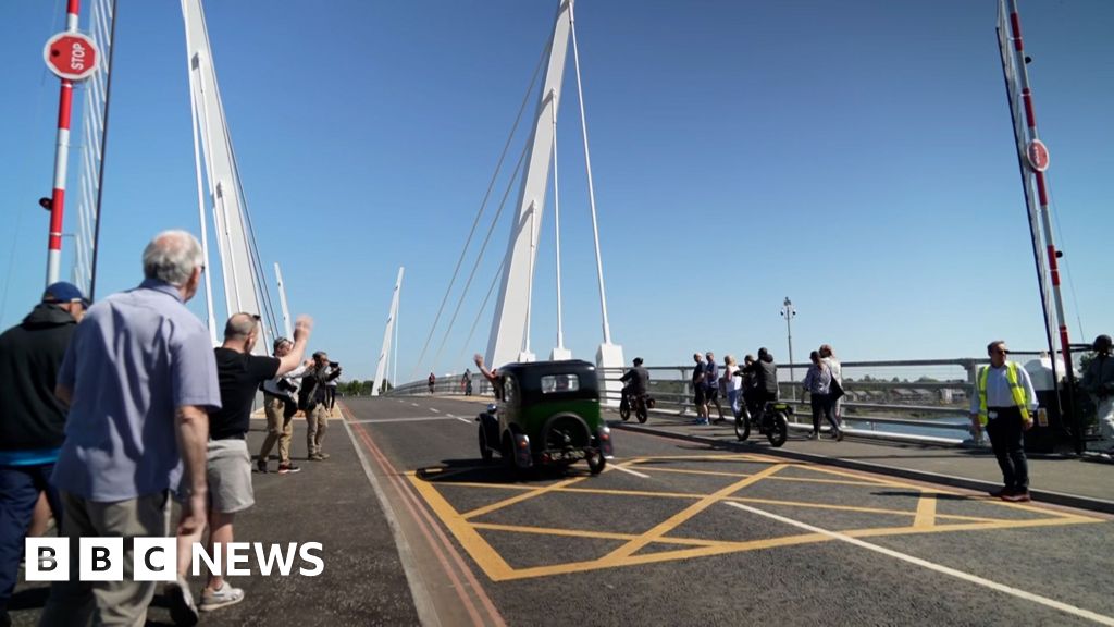 New Renfrew road bridge over River Clyde opens to traffic - BBC News