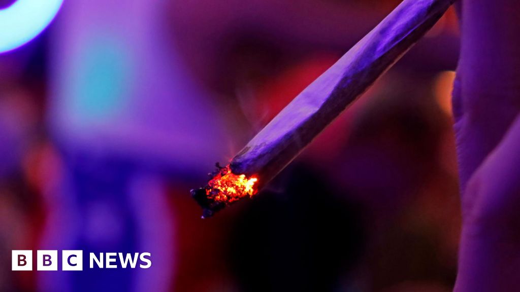 Ex-Thames Valley Police trainee quit after smoking cannabis - BBC News