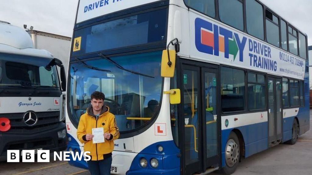 Selby teenager Alex becomes 'UK's youngest bus driver' - BBC News