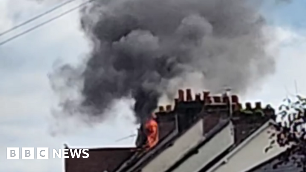 Firefighters extinguish Torquay roof blaze - BBC News