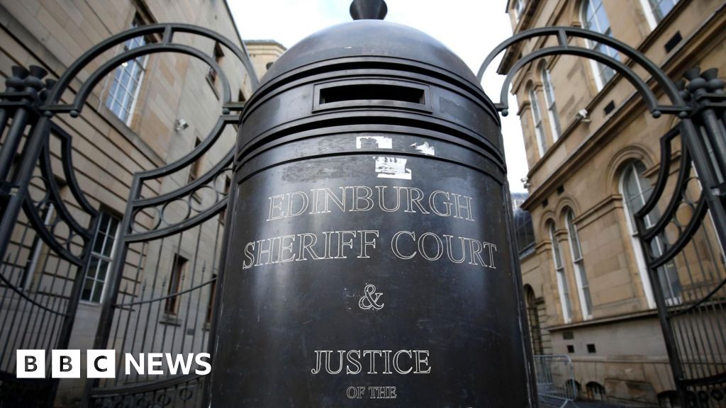 Man charged after video shows attack on Edinburgh cyclist - BBC News