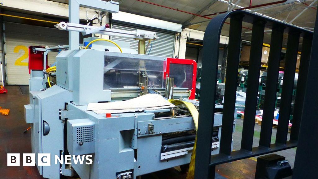 Company fined £433k after worker suffered skull fracture - BBC News