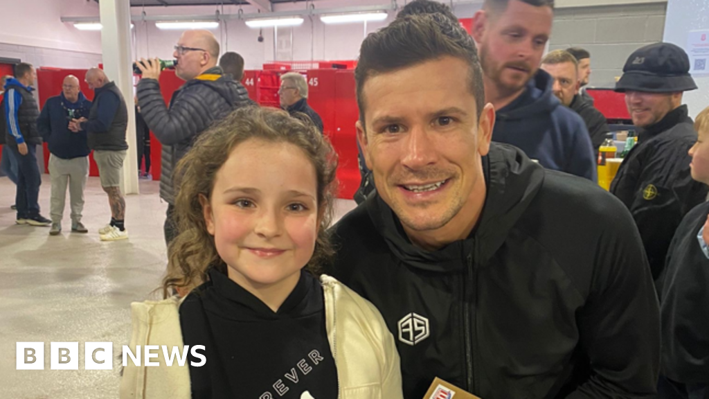 Nathan Heaney: Boxer thanks young fan for beautiful message - BBC News