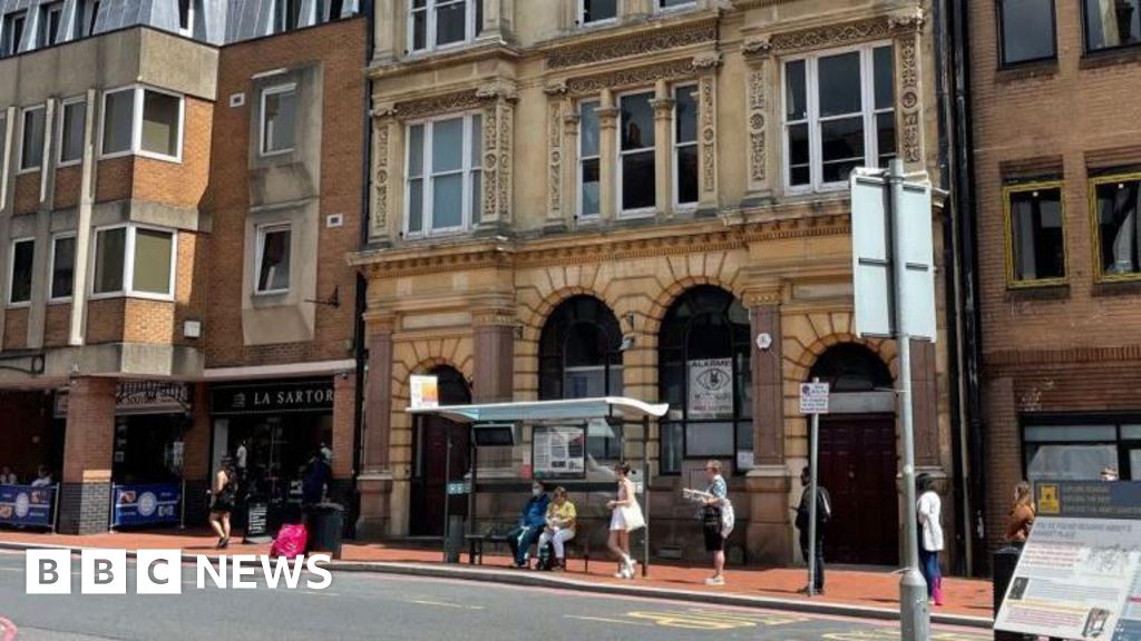 Reading: Old NatWest building conversion delayed - BBC News