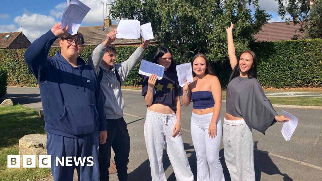 Sussex students receive GCSE results amid grade rate drop - BBC News