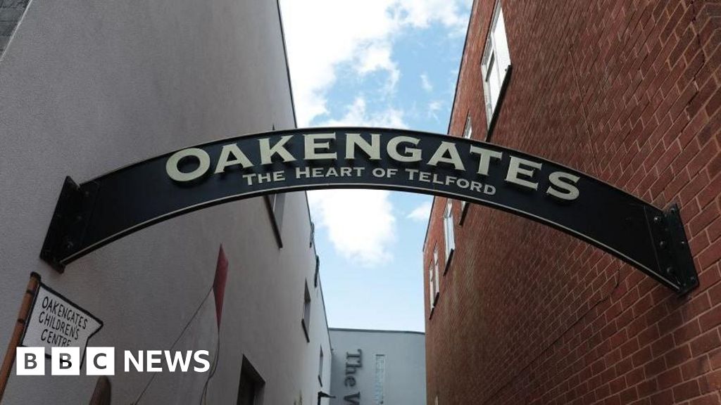 Oakengates sign to return after theatre refurbishment