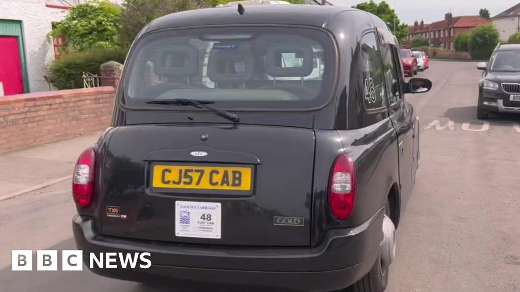 Oxford taxis must meet ultra-low emission target by 2026 - BBC News
