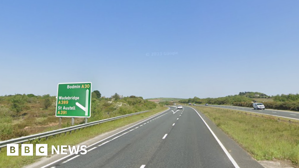 Man, 34, dies after car crash in Cornwall - BBC News