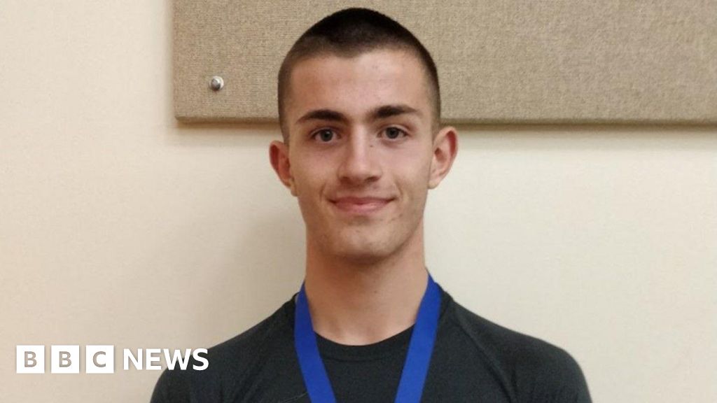 Horsham: Family’s tribute to teenager who died in crash - BBC News