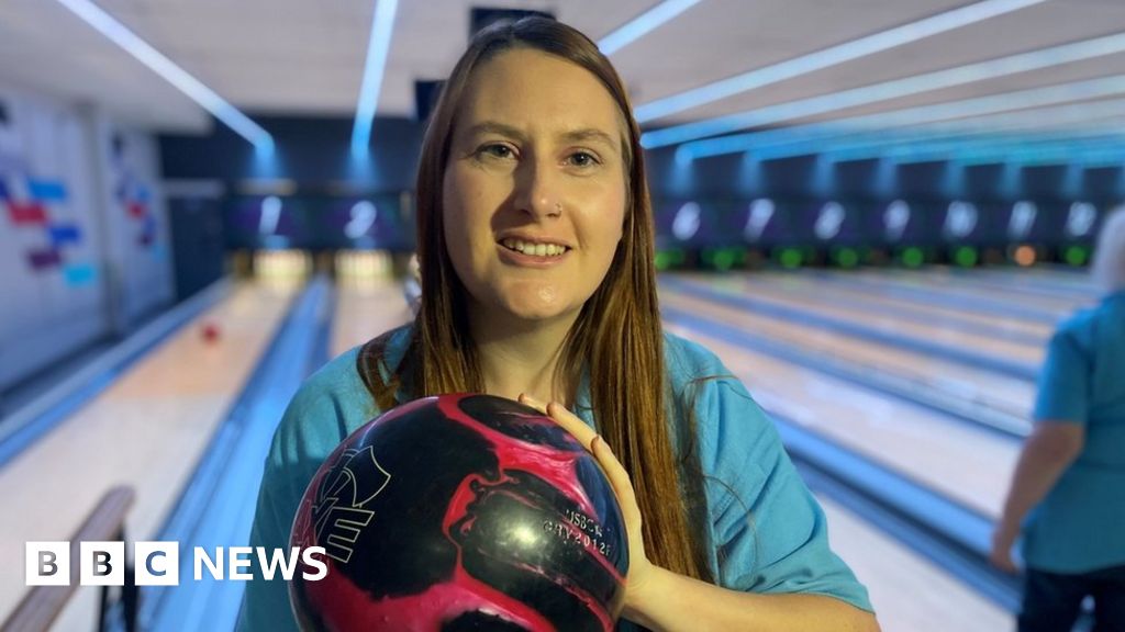 Swindon Bats blind bowling group 'stops isolation' - BBC News
