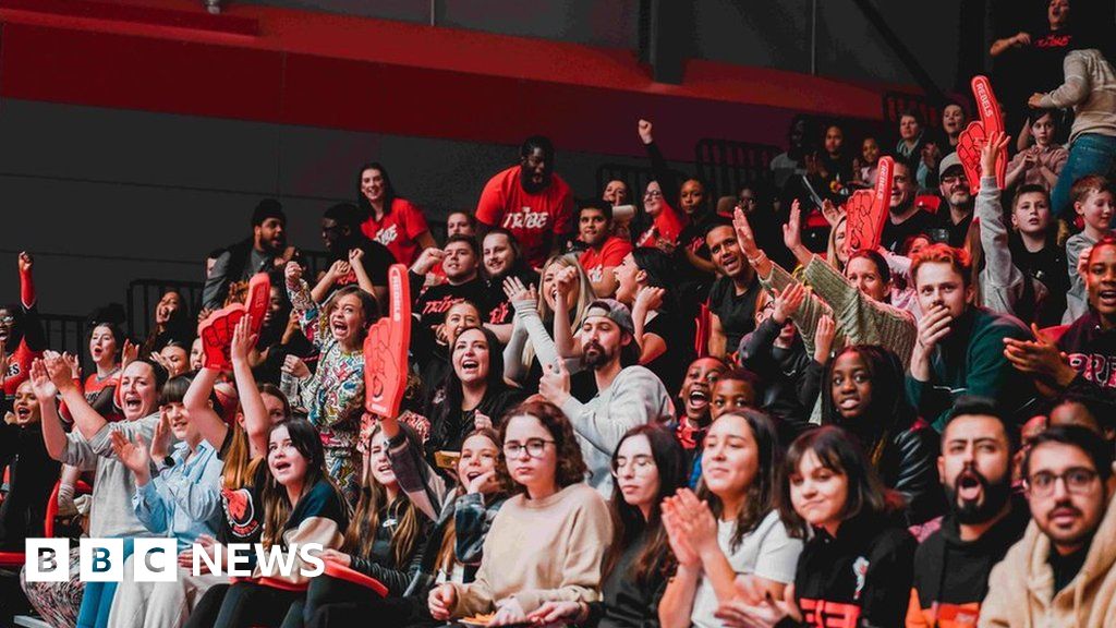 Essex Rebels host 'record crowd' at women's basketball match - BBC News