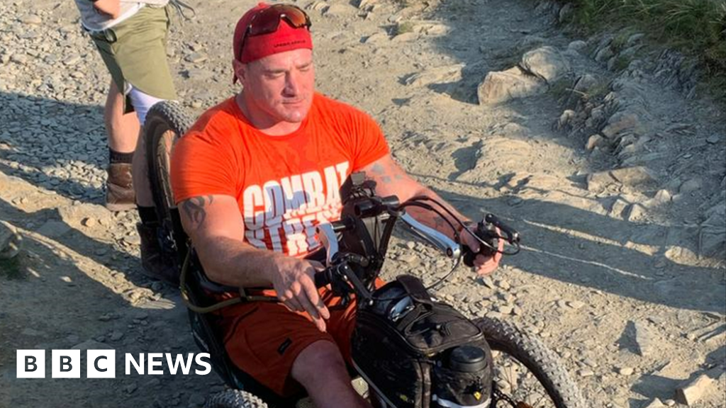 Wiltshire veteran attempts Hadrian's Wall on hand-cranked bike - BBC News