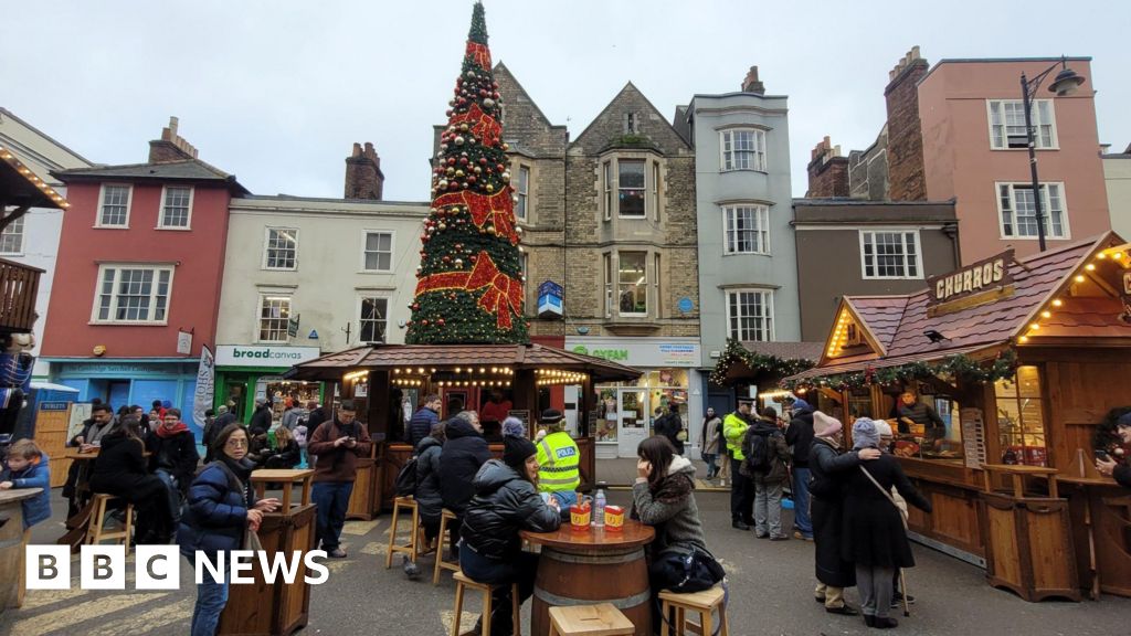 Oxford: Specialist police to protect shoppers over new year - BBC News