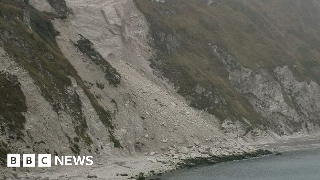 Lulworth Cove: Rangers' warning after boulders fall from cliff - BBC News