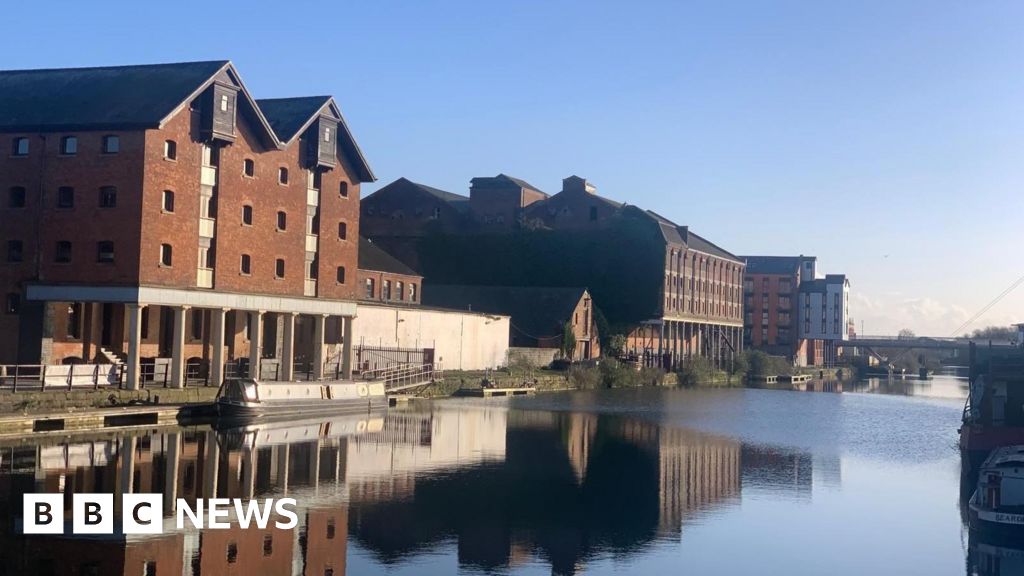 'Last' Gloucester Docks property up for sale - BBC News