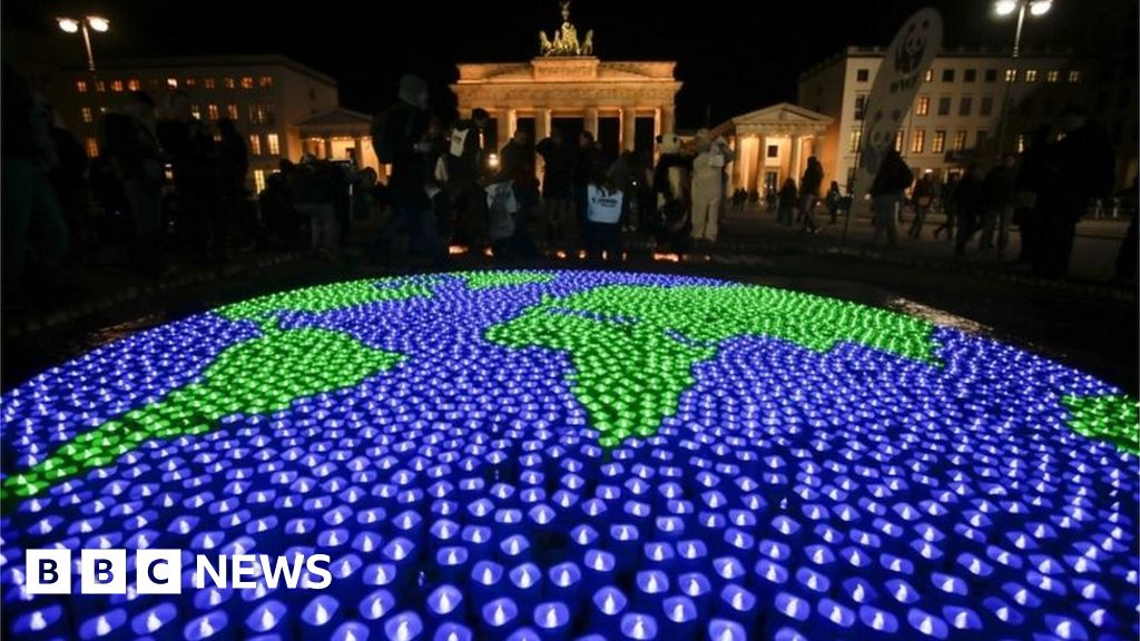 Earth Hour switches lights off around the world - BBC News