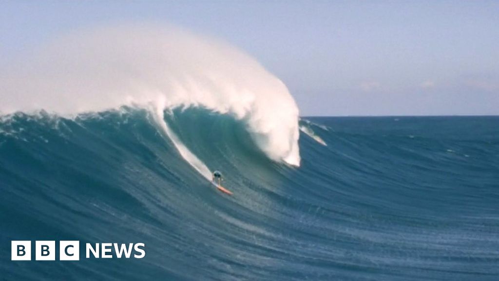 Women make history in World Surf League contest in Hawaii - BBC News
