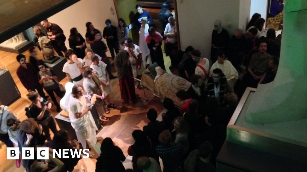 Ashmolean museum stages Roman funeral procession for tomb - BBC News