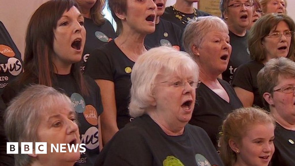 Can singing in a choir boost health? - BBC News