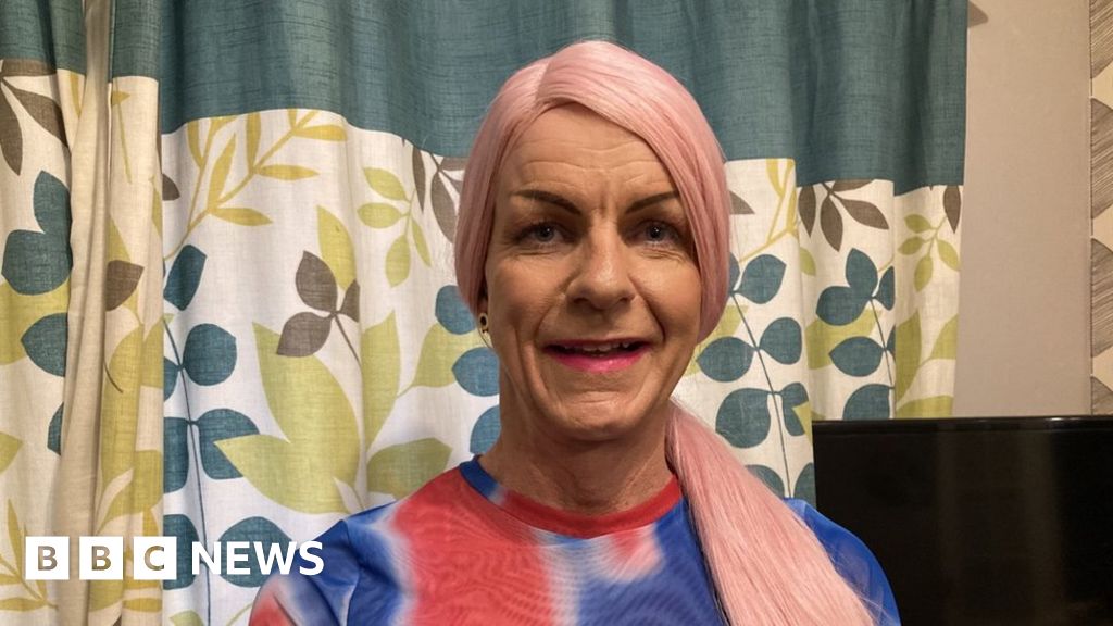 Daventry transgender runner calls for separate category - BBC News