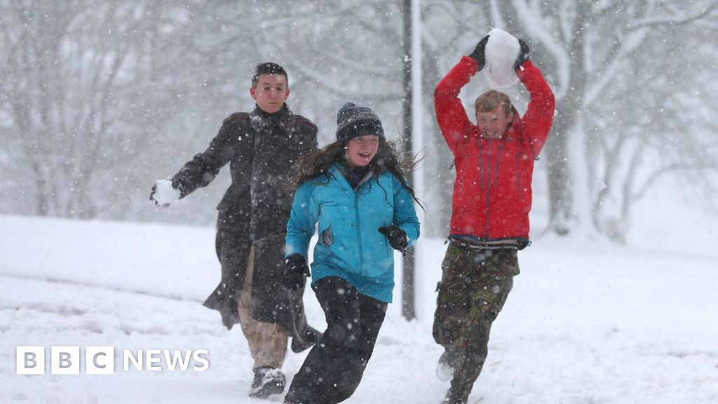 In pictures: Heavy snow across UK - BBC News
