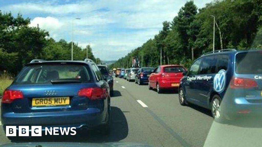 Delays after two 'serious' crashes on A470 in south Wales - BBC News