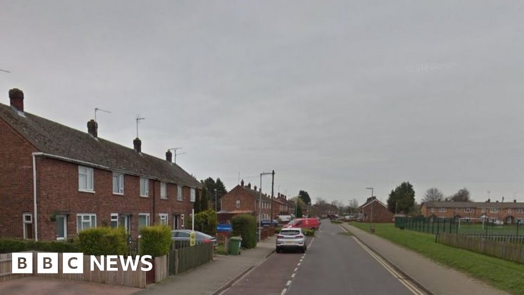 Wisbech death: Girls arrested on suspicion of murdering man - BBC News