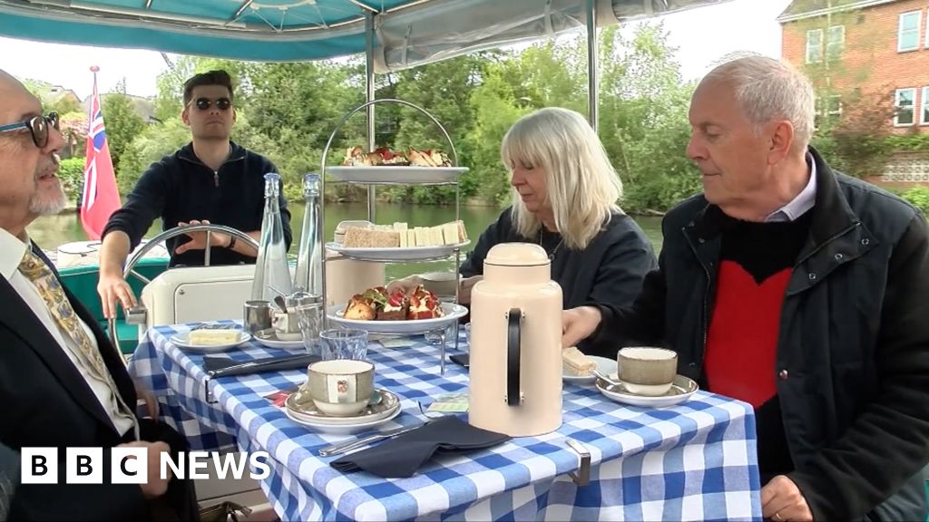 Oxford tea party boat trip to mark Lewis Carroll's legacy - BBC News