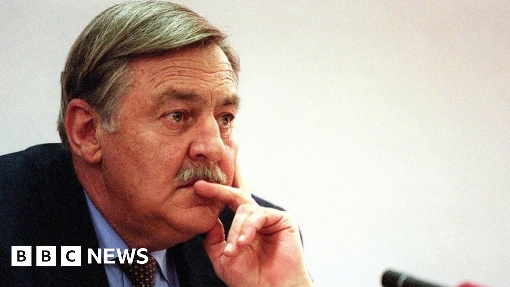 Pik Botha: Key figure in South Africa's apartheid dies - BBC News