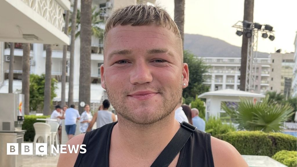 Wakefield motorcyclist dies after telegraph pole crash - BBC News