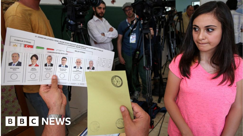 Turkey election: Polls close as Erdogan seeks second term - BBC News