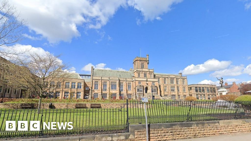 Nottingham High School ex-teacher banned over images - BBC News