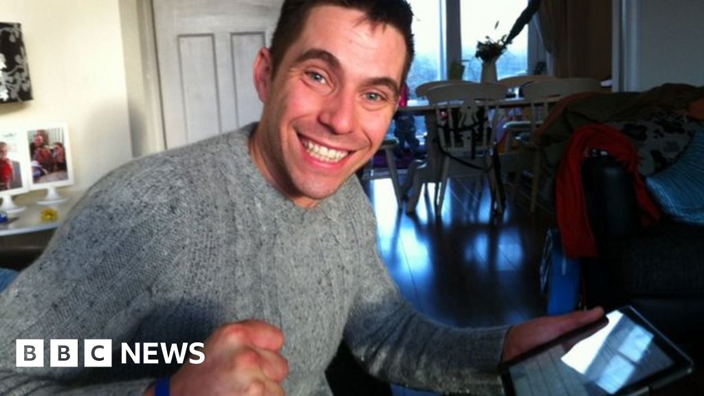 'Jilted John' engaged to ex-fiancée again as couple reunite - BBC News