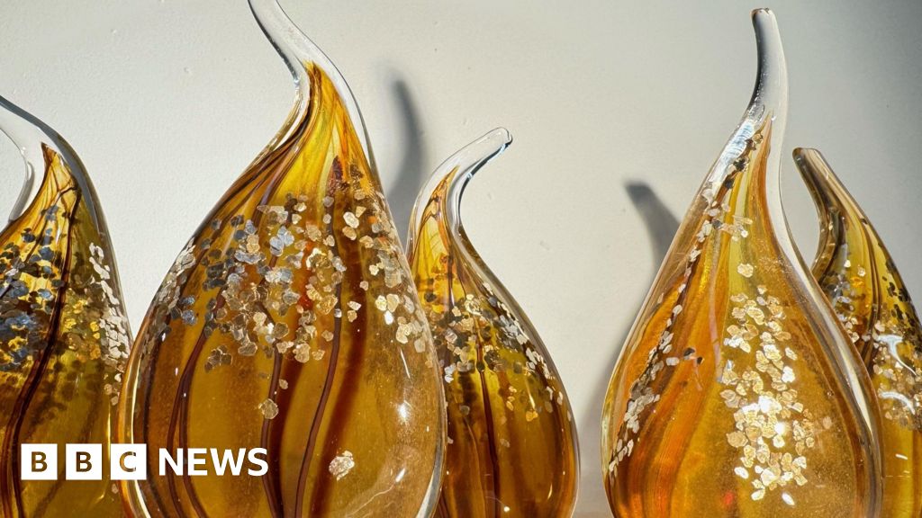 Glass artist creates memory flames for Worcester Cathedral - BBC News