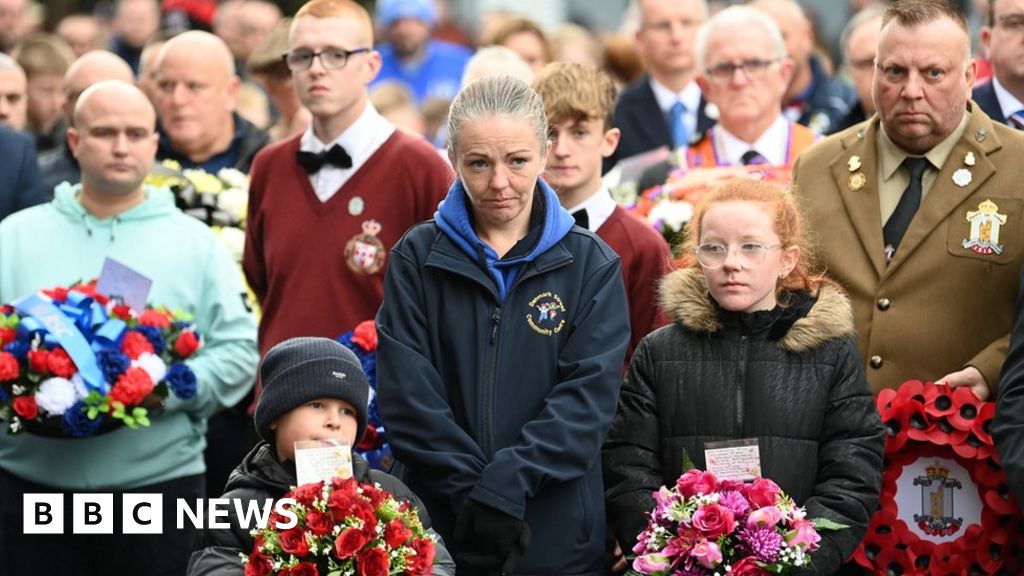 Shankill bombing: Wreaths laid to mark 30 years since attack - BBC News