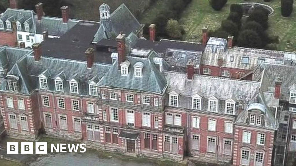 Kinmel Hall glamping pods must go, trust urges planners - BBC News