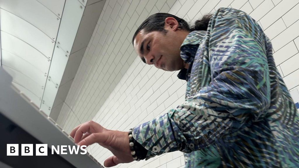 Busking on the London Underground for 20 years - BBC News