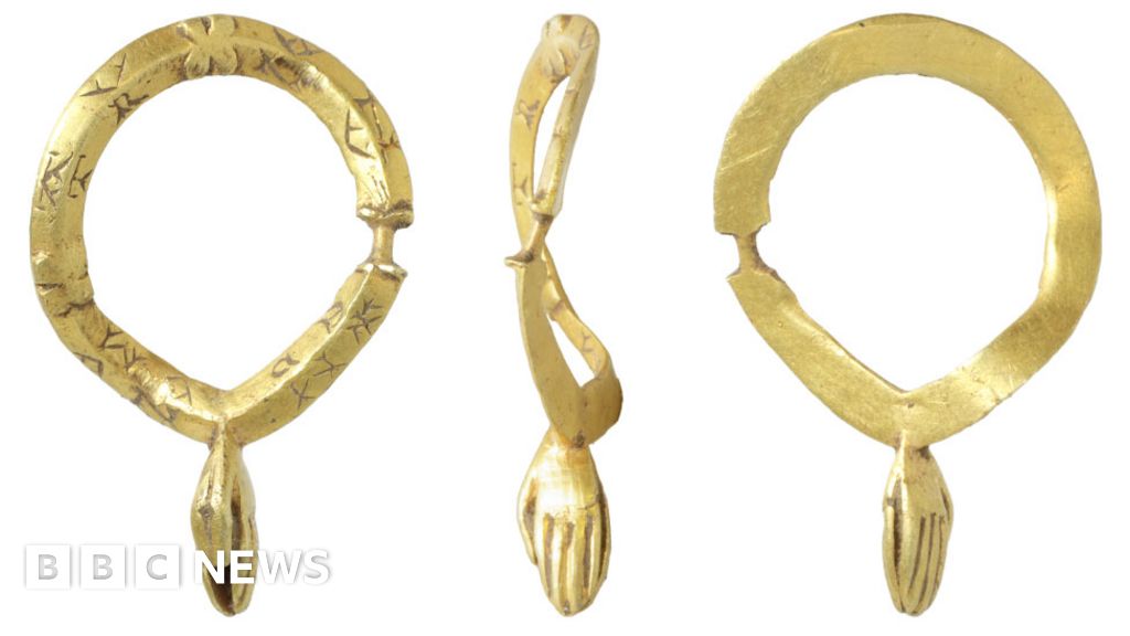 'Magical' medieval gold brooch found in Cawston field - BBC News