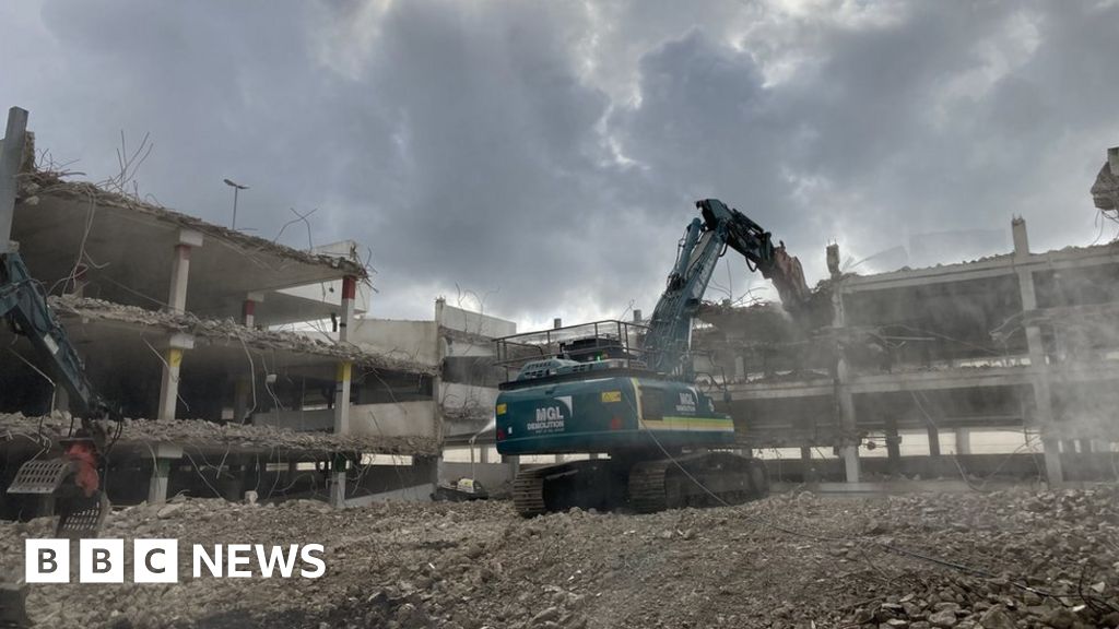 Stockton's Castlegate demolition under way - BBC News