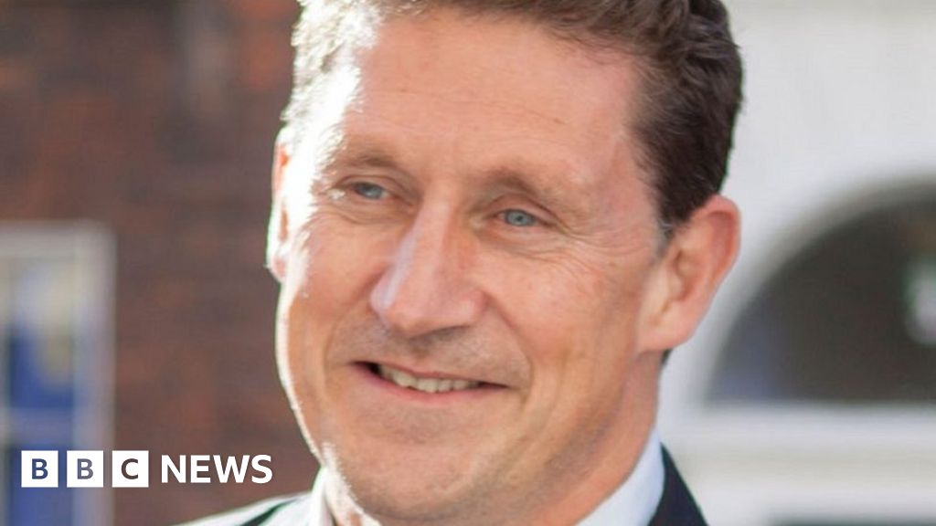 Irish Green Party: Eamon Ryan wins leadership contest - BBC News