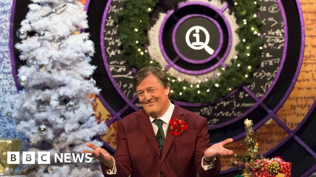 Stephen Fry steps down as QI host - BBC News