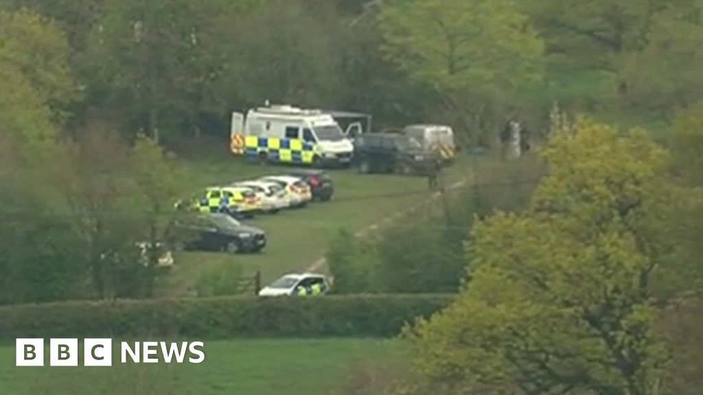 Man dies during armed police raid in Kent - BBC News