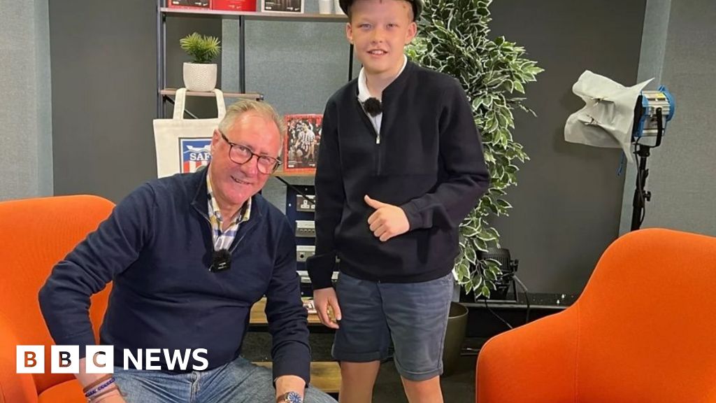 BBC Sunderland's Nick Barnes meets aspiring commentator - BBC News