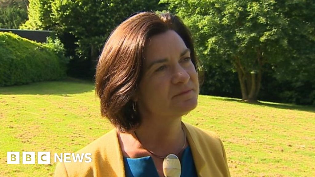 Welsh Labour leader race: Morgan 'exactly like' Drakeford - BBC News