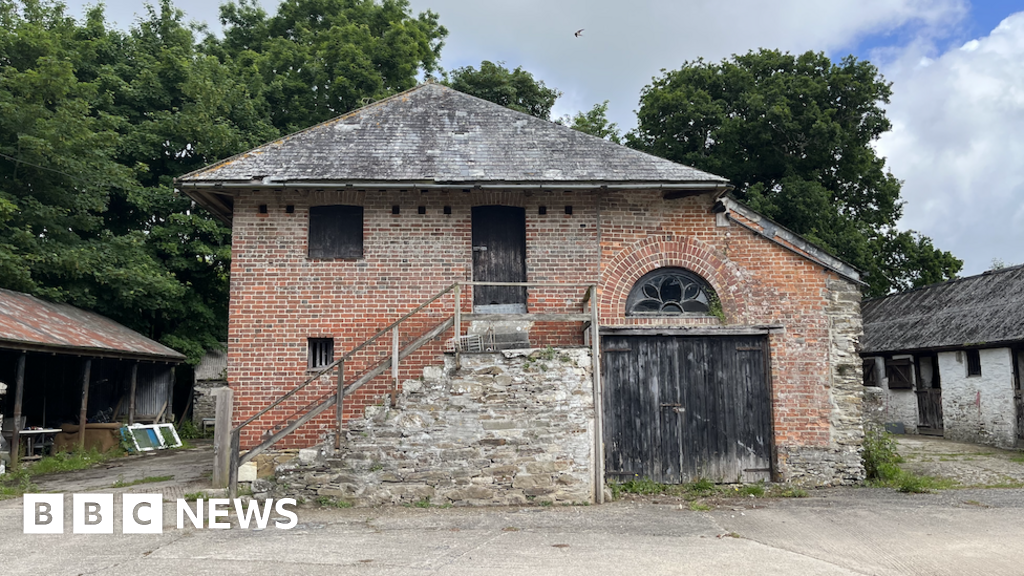Bid for historic steam engine to return to Trewithin Estate - BBC News