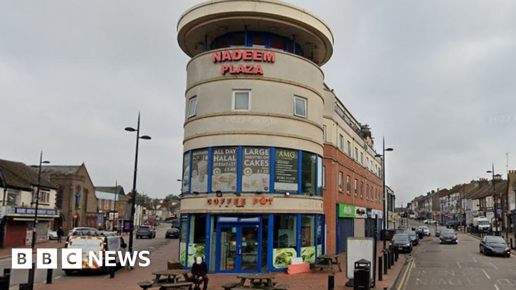 Police appeal as man injured in Luton balcony fall amid fight