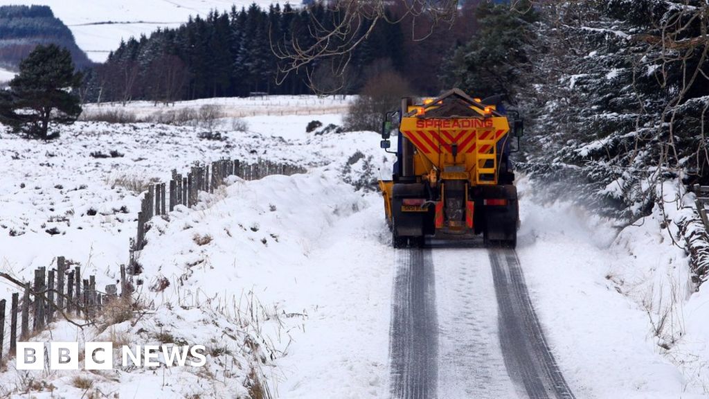 Gritting cuts 'u-turn' in Somerset after snow chaos - BBC News