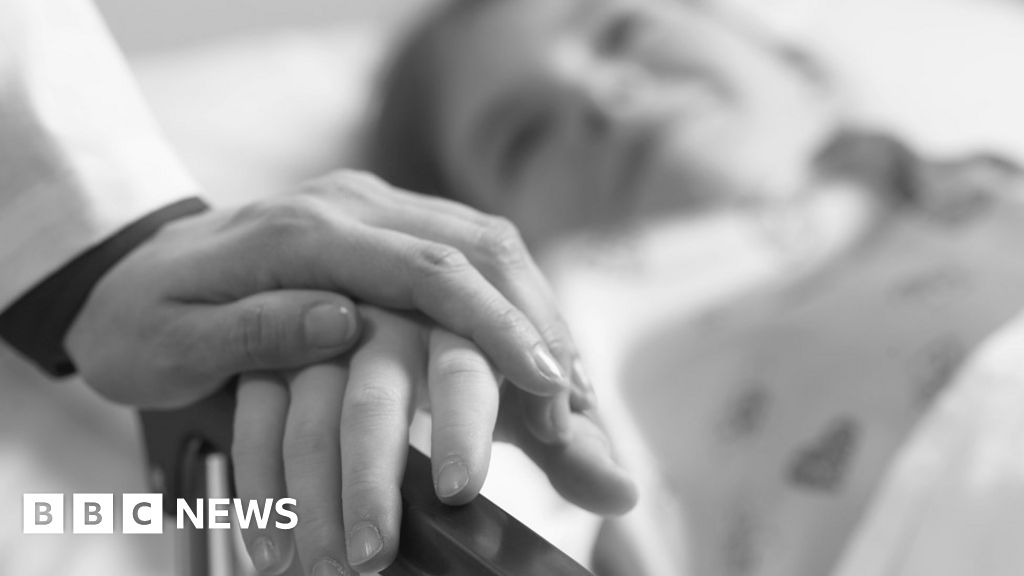 'Disgraceful' NHS barriers facing Gypsies and travellers - BBC News