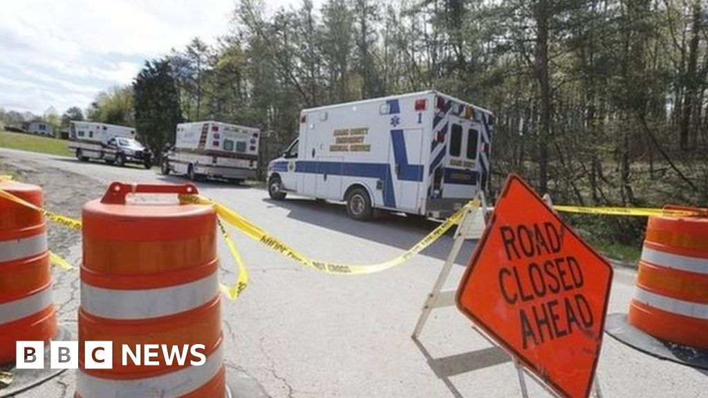 Ohio police continue hunt for killer of eight family members - BBC News