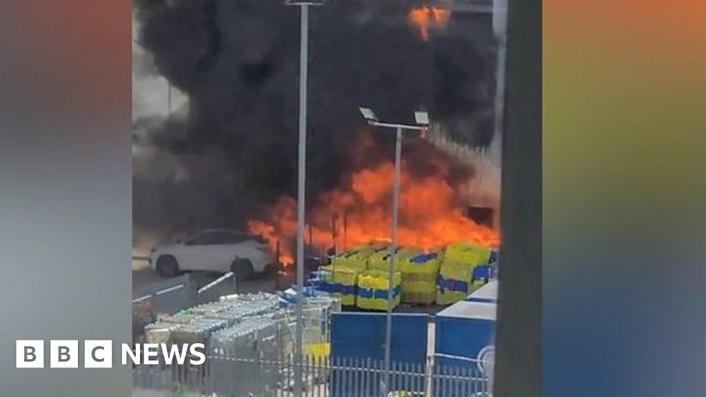 Avonmouth fire: Plumes of smoke as Bristol fire breaks out
